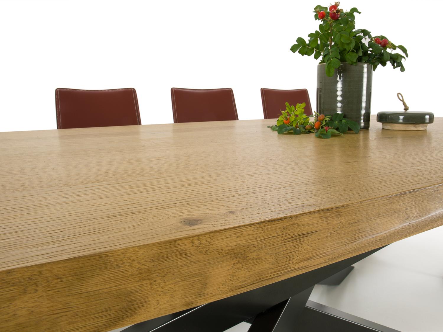 Connor is a bespoke table with crossed metal legs | DIOTTI.COM