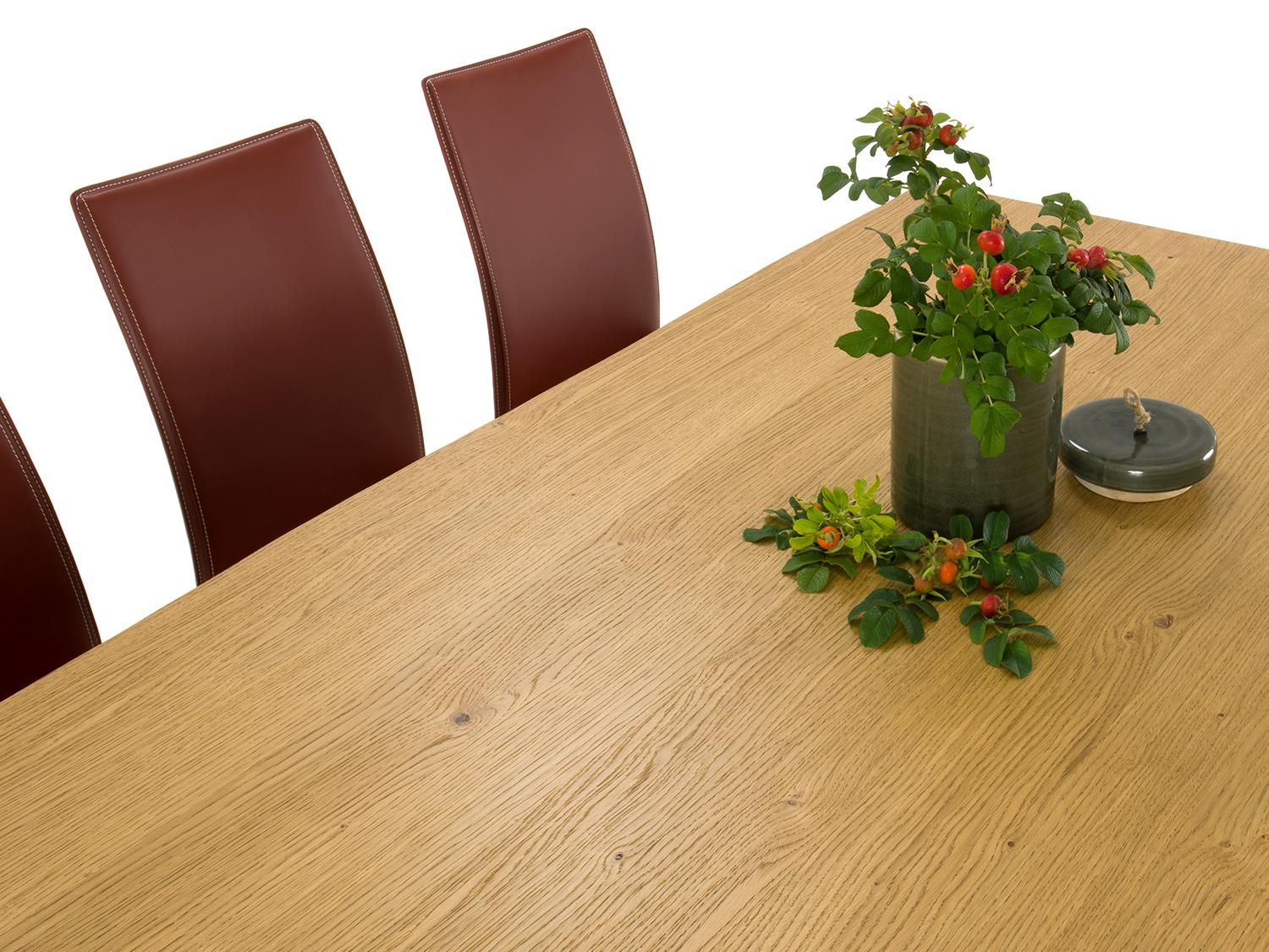 Connor is a bespoke table with crossed metal legs | DIOTTI.COM